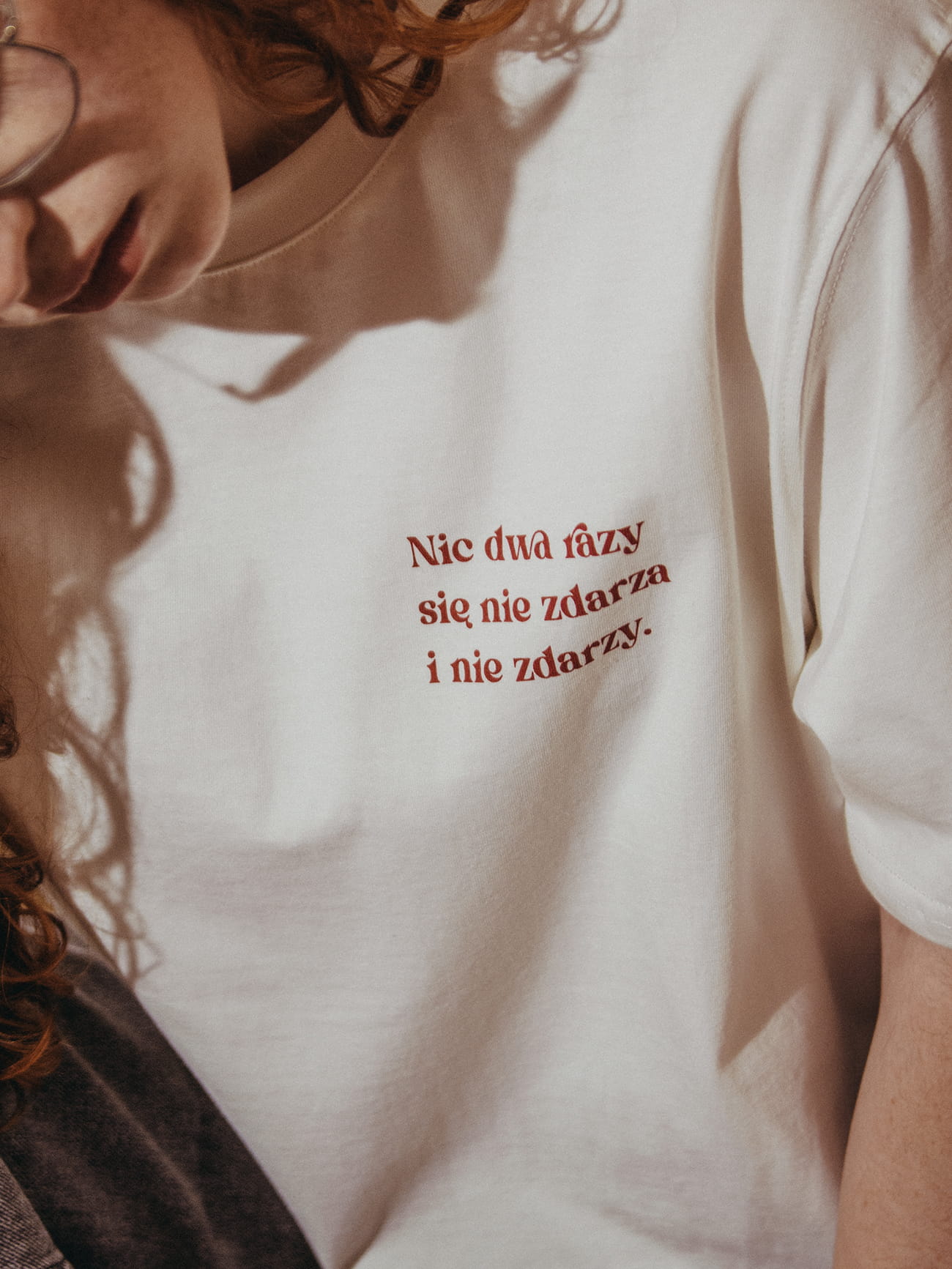 NIC DWA RAZY SIĘ NIE ZDARZA / Wisława Szymborska / koszulka oversize unisex / złamana biel